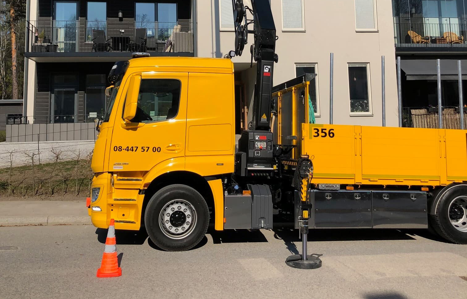 Hyra lastbil med kran i Stockholm - Lillebil